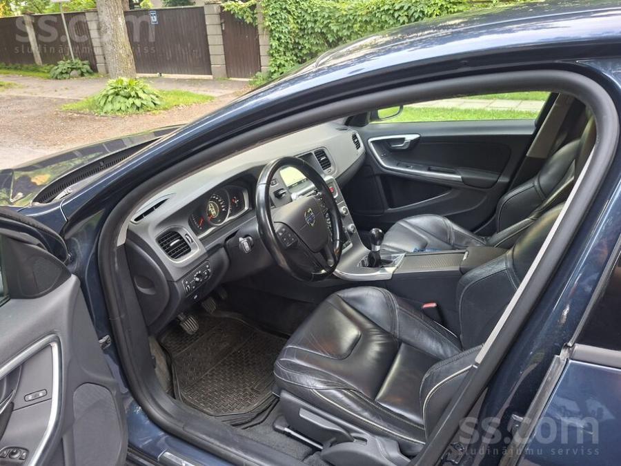 Blue Volvo V60 2015 in Riga, with an engine capacity of 2.00 L and mileage of 246 thousand km for 6300 €, photo 7 on AUTOMOTO.COM.LV