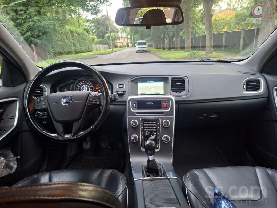 Blue Volvo V60 2015 in Riga, with an engine capacity of 2.00 L and mileage of 246 thousand km for 6300 €, photo 8 on AUTOMOTO.COM.LV