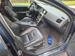 Blue Volvo V60 2015 in Riga, with an engine capacity of 2.00 L and mileage of 246 thousand km for 6300 €, photo 9 on AUTOMOTO.COM.LV