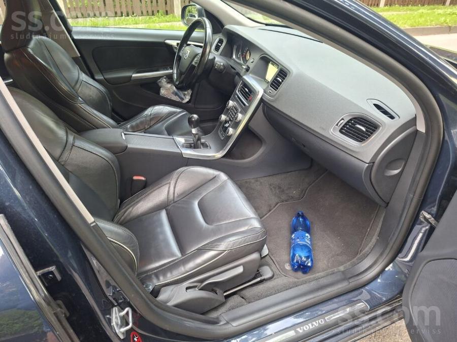 Blue Volvo V60 2015 in Riga, with an engine capacity of 2.00 L and mileage of 246 thousand km for 6300 €, photo 9 on AUTOMOTO.COM.LV