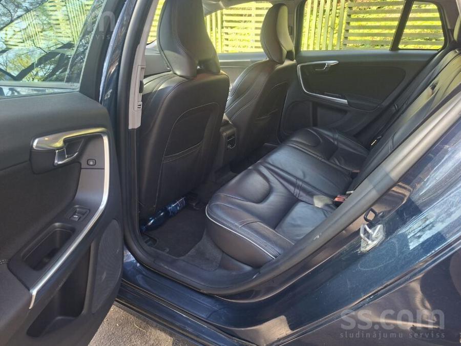 Blue Volvo V60 2015 in Riga, with an engine capacity of 2.00 L and mileage of 246 thousand km for 6300 €, photo 10 on AUTOMOTO.COM.LV