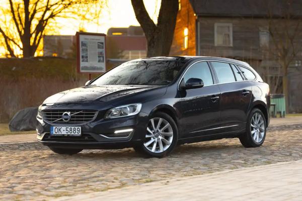 Zils Volvo V60 2015 Jelgava, ar dzinēja tilpumu 2.00 L un nobraukumu 249 tūkst. km par 8900 €, foto 1 vietnē AUTOMOTO.COM.LV