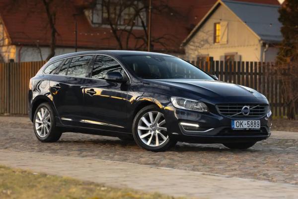 Zils Volvo V60 2015 Jelgava, ar dzinēja tilpumu 2.00 L un nobraukumu 249 tūkst. km par 8900 €, foto 2 vietnē AUTOMOTO.COM.LV