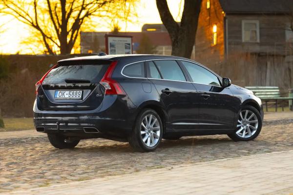 Zils Volvo V60 2015 Jelgava, ar dzinēja tilpumu 2.00 L un nobraukumu 249 tūkst. km par 8900 €, foto 5 vietnē AUTOMOTO.COM.LV