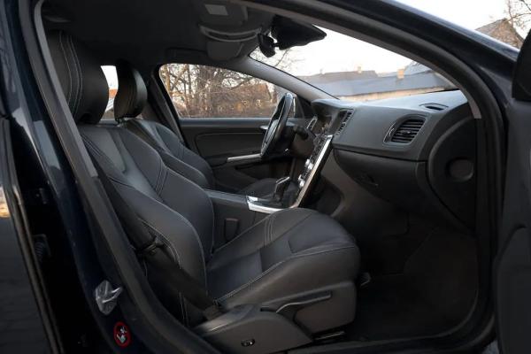 Zils Volvo V60 2015 Jelgava, ar dzinēja tilpumu 2.00 L un nobraukumu 249 tūkst. km par 8900 €, foto 8 vietnē AUTOMOTO.COM.LV