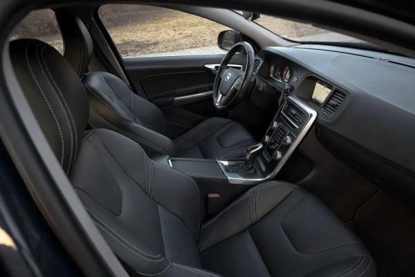 Zils Volvo V60 2015 Jelgava, ar dzinēja tilpumu 2.00 L un nobraukumu 249 tūkst. km par 8900 €, foto 9 vietnē AUTOMOTO.COM.LV