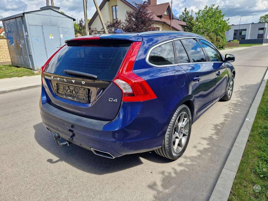 Blue Volvo V60 2015 in Kaunas, with an engine capacity of 1.97 L and mileage of 294 thousand km for 6350 €, photo 6 on AUTOMOTO.COM.LV