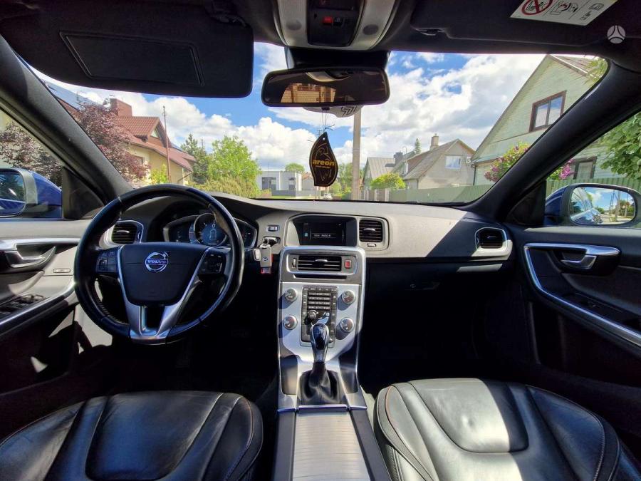 Blue Volvo V60 2015 in Kaunas, with an engine capacity of 1.97 L and mileage of 294 thousand km for 6350 €, photo 17 on AUTOMOTO.COM.LV