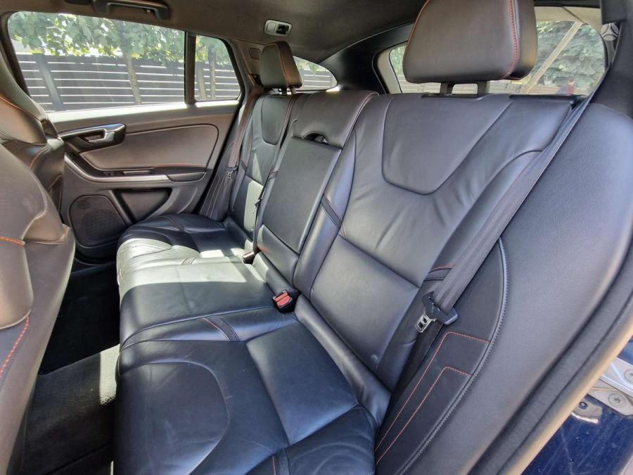 Blue Volvo V60 2015 in Kaunas, with an engine capacity of 1.97 L and mileage of 294 thousand km for 6350 €, photo 18 on AUTOMOTO.COM.LV