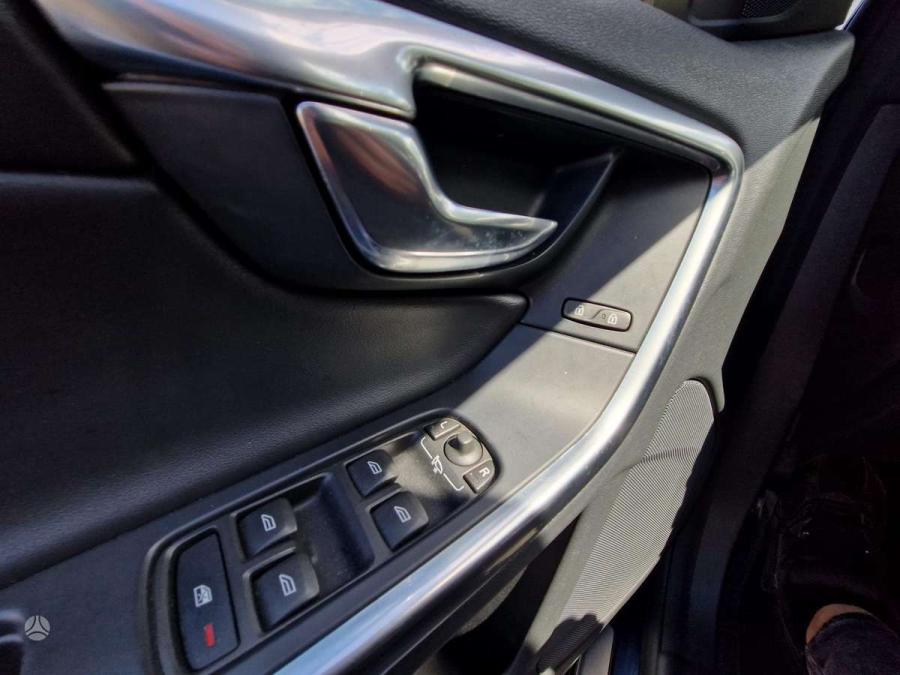 Blue Volvo V60 2015 in Kaunas, with an engine capacity of 1.97 L and mileage of 294 thousand km for 6350 €, photo 24 on AUTOMOTO.COM.LV