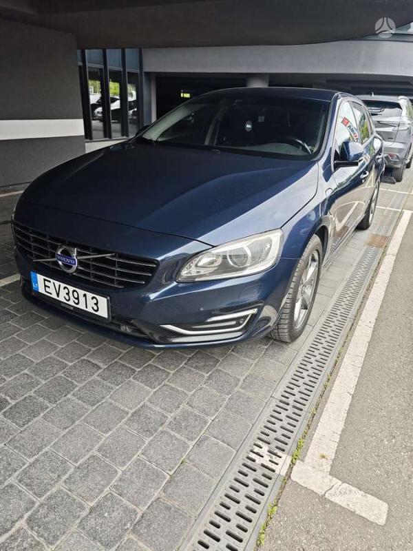 Blue Volvo V60 2015 in Kaunas, with an engine capacity of 2.40 L and mileage of 300 thousand km for 6500 €, photo 1 on AUTOMOTO.COM.LV