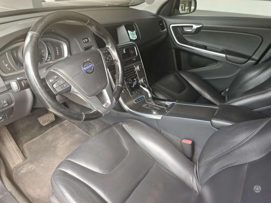 Zils Volvo V60 2015 Kauņa, ar dzinēja tilpumu 2.40 L un nobraukumu 300 tūkst. km par 6500 €, foto 3 vietnē AUTOMOTO.COM.LV