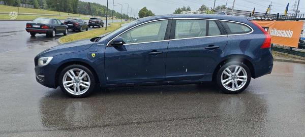 Zils Volvo V60 2015 Kauņa, ar dzinēja tilpumu 2.40 L un nobraukumu 246 tūkst. km par 6399 €, foto 2 vietnē AUTOMOTO.COM.LV