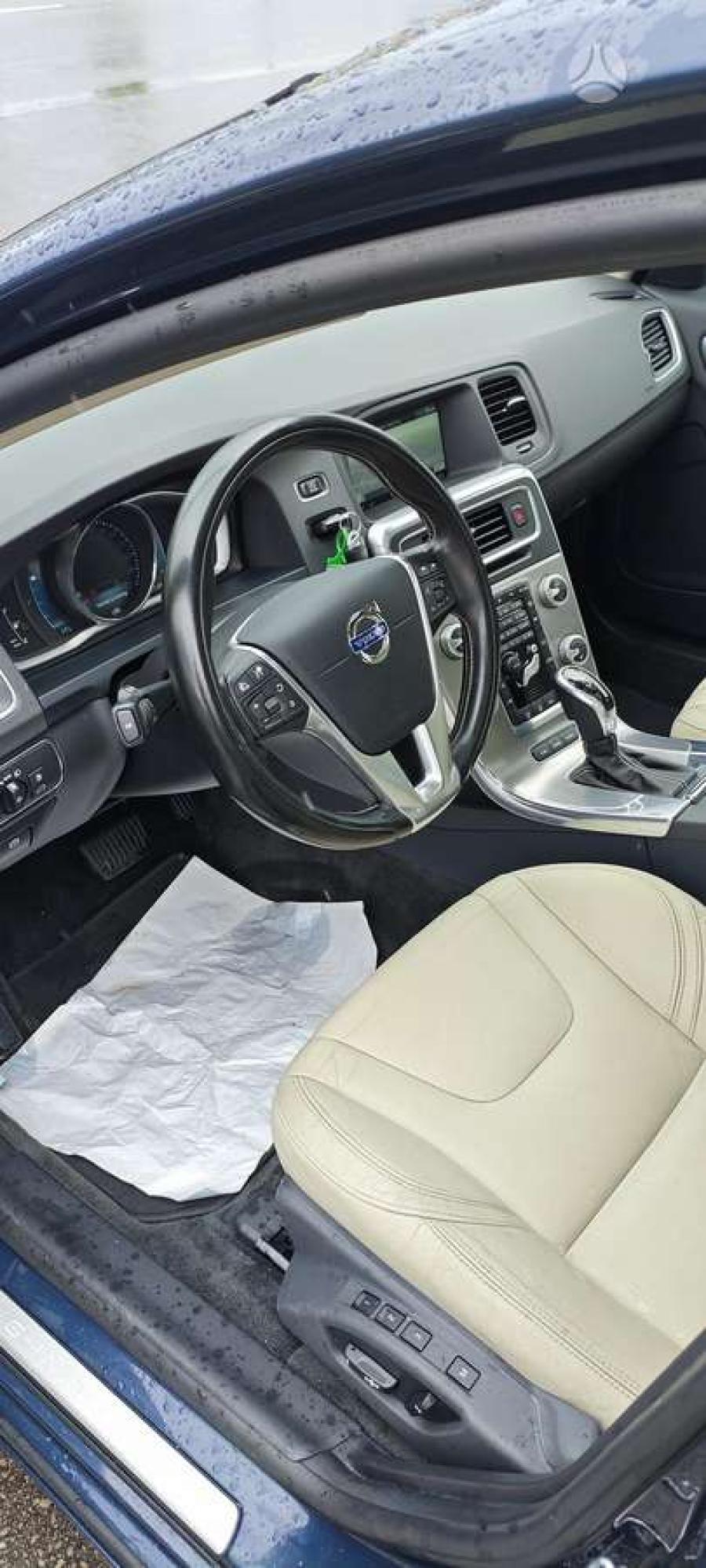 Blue Volvo V60 2015 in Kaunas, with an engine capacity of 2.40 L and mileage of 246 thousand km for 6399 €, photo 12 on AUTOMOTO.COM.LV