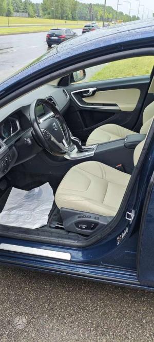 Blue Volvo V60 2015 in Kaunas, with an engine capacity of 2.40 L and mileage of 246 thousand km for 6399 €, photo 15 on AUTOMOTO.COM.LV