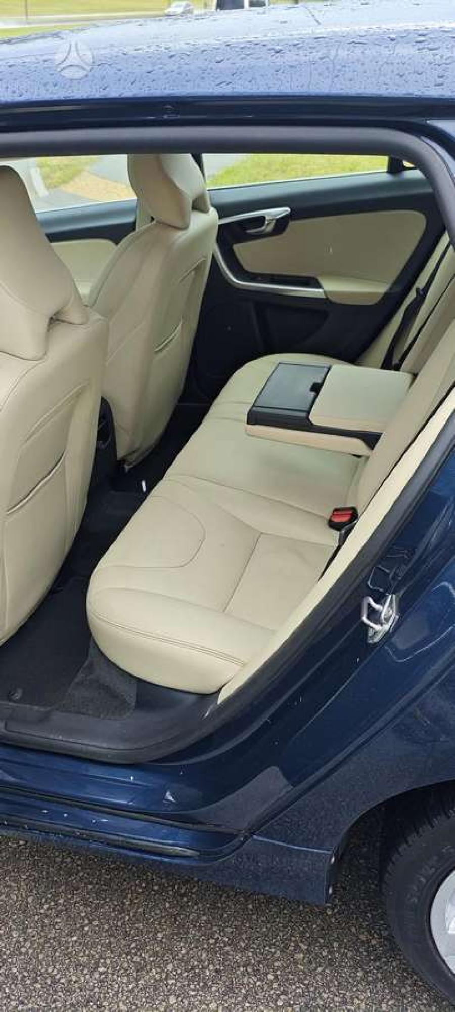 Blue Volvo V60 2015 in Kaunas, with an engine capacity of 2.40 L and mileage of 246 thousand km for 6399 €, photo 18 on AUTOMOTO.COM.LV