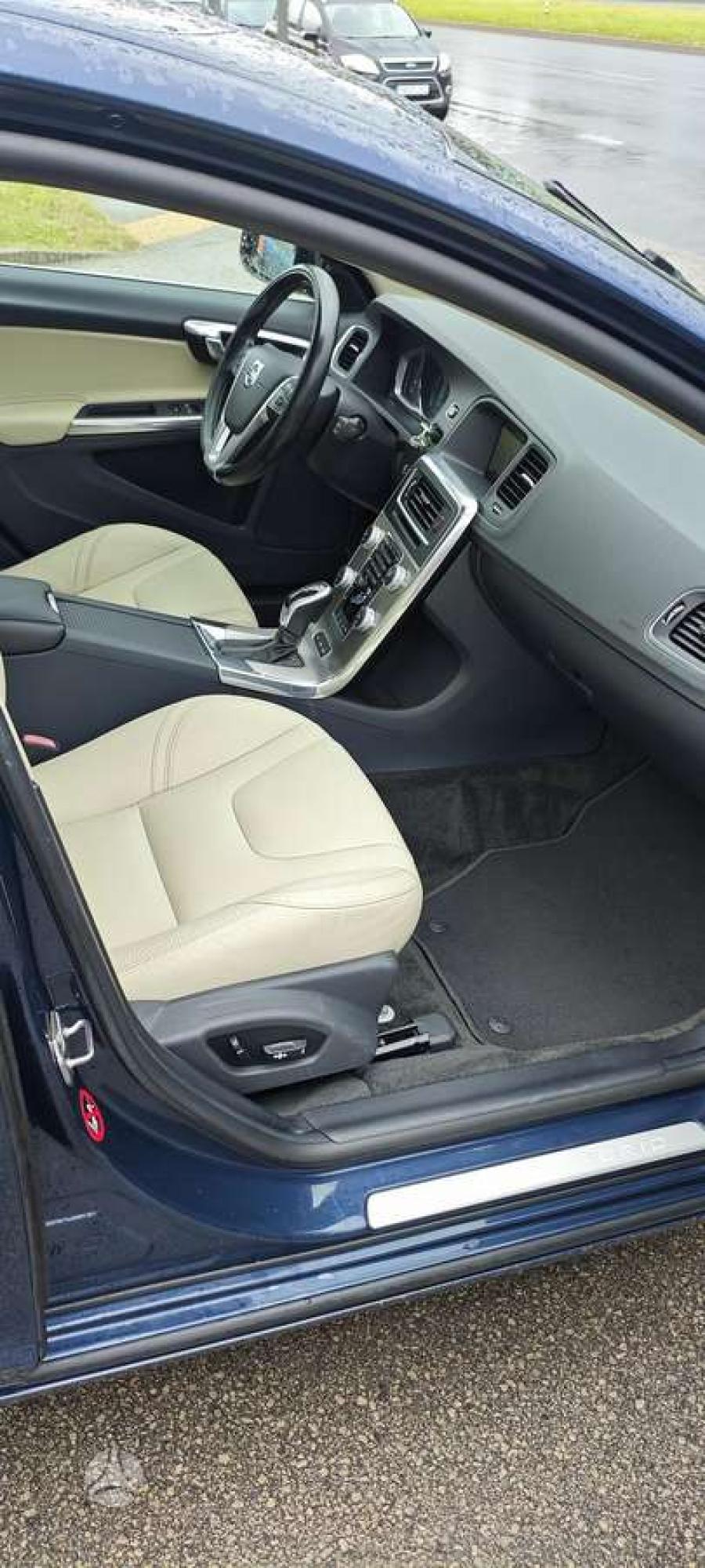 Blue Volvo V60 2015 in Kaunas, with an engine capacity of 2.40 L and mileage of 246 thousand km for 6399 €, photo 20 on AUTOMOTO.COM.LV