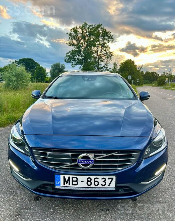 Zils Volvo V60 2015 Rīga, ar dzinēja tilpumu 2.00 L un nobraukumu 249 tūkst. km par 8700 €, foto 4 vietnē AUTOMOTO.COM.LV