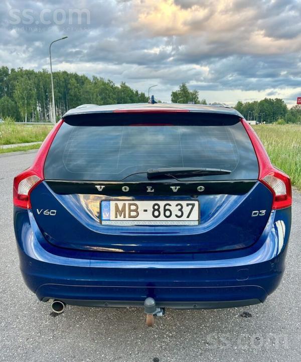 Zils Volvo V60 2015 Rīga, ar dzinēja tilpumu 2.00 L un nobraukumu 249 tūkst. km par 8700 €, foto 5 vietnē AUTOMOTO.COM.LV