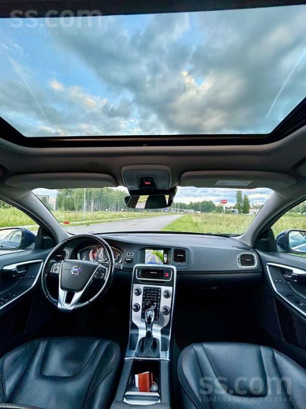 Zils Volvo V60 2015 Rīga, ar dzinēja tilpumu 2.00 L un nobraukumu 249 tūkst. km par 8700 €, foto 6 vietnē AUTOMOTO.COM.LV
