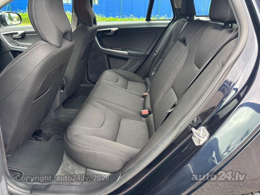 Zils Volvo V60 2015 Paide, ar dzinēja tilpumu 2.00 L un nobraukumu 265 tūkst. km par 7690 €, foto 13 vietnē AUTOMOTO.COM.LV