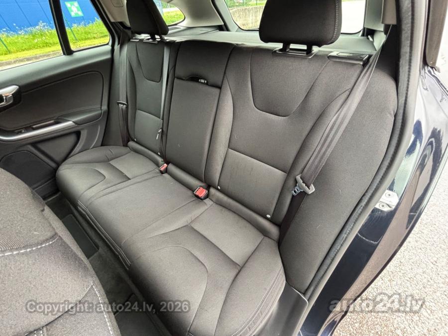 Zils Volvo V60 2015 Paide, ar dzinēja tilpumu 2.00 L un nobraukumu 265 tūkst. km par 7690 €, foto 14 vietnē AUTOMOTO.COM.LV