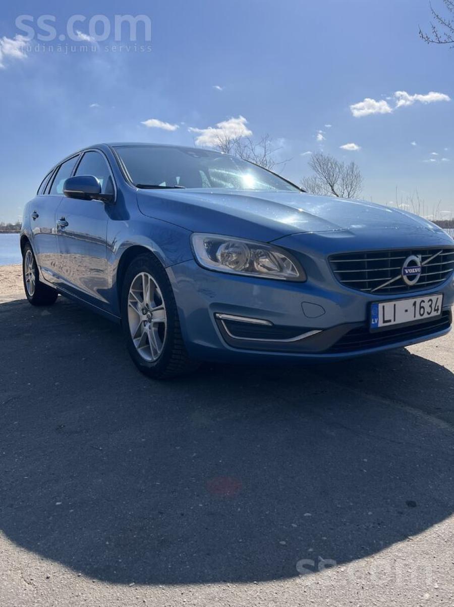 Zils Volvo V60 2015 Rīga, ar dzinēja tilpumu 2.00 L un nobraukumu 375 tūkst. km par 4500 €, foto 4 vietnē AUTOMOTO.COM.LV