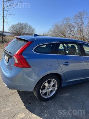 Zils Volvo V60 2015 Rīga, ar dzinēja tilpumu 2.00 L un nobraukumu 375 tūkst. km par 4500 €, foto 5 vietnē AUTOMOTO.COM.LV