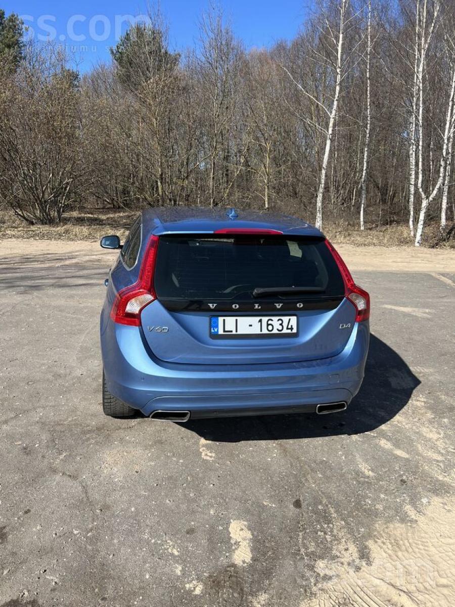 Zils Volvo V60 2015 Rīga, ar dzinēja tilpumu 2.00 L un nobraukumu 375 tūkst. km par 4500 €, foto 7 vietnē AUTOMOTO.COM.LV