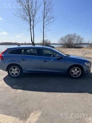 Zils Volvo V60 2015 Rīga, ar dzinēja tilpumu 2.00 L un nobraukumu 375 tūkst. km par 4500 €, foto 8 vietnē AUTOMOTO.COM.LV