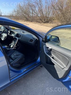 Zils Volvo V60 2015 Rīga, ar dzinēja tilpumu 2.00 L un nobraukumu 375 tūkst. km par 4500 €, foto 10 vietnē AUTOMOTO.COM.LV