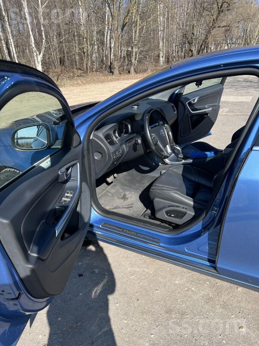 Zils Volvo V60 2015 Rīga, ar dzinēja tilpumu 2.00 L un nobraukumu 375 tūkst. km par 4500 €, foto 11 vietnē AUTOMOTO.COM.LV