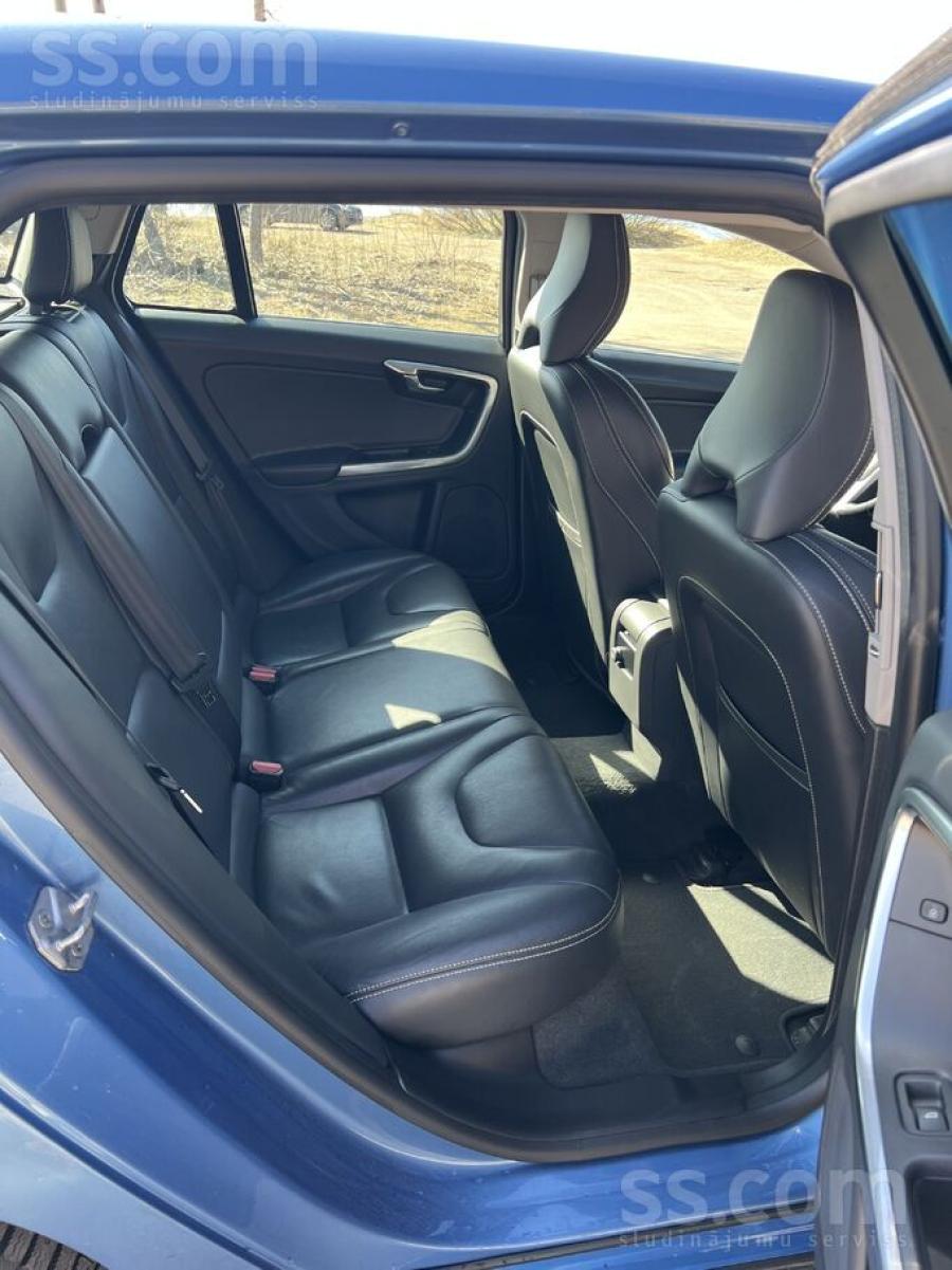 Zils Volvo V60 2015 Rīga, ar dzinēja tilpumu 2.00 L un nobraukumu 375 tūkst. km par 4500 €, foto 12 vietnē AUTOMOTO.COM.LV