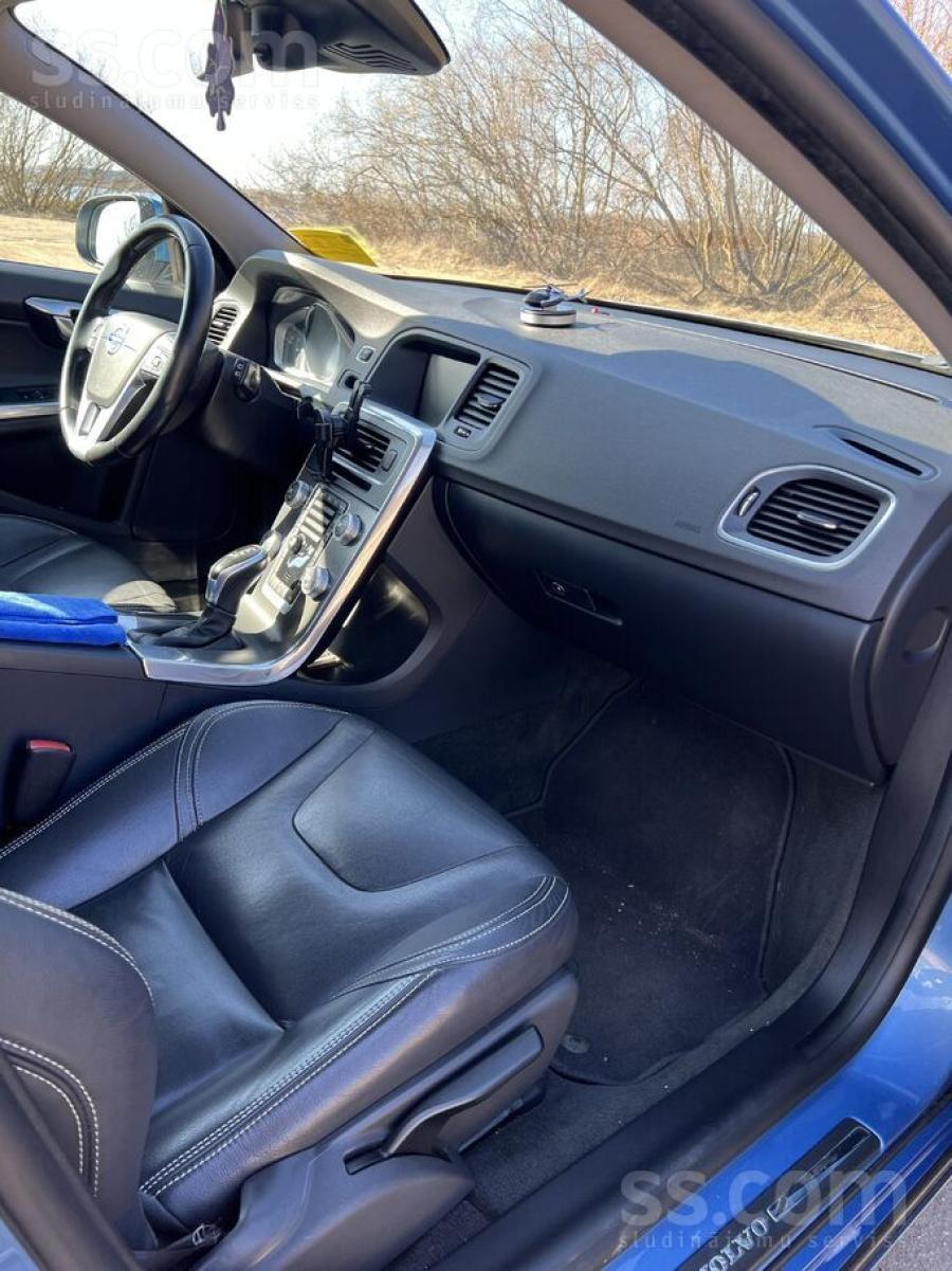 Zils Volvo V60 2015 Rīga, ar dzinēja tilpumu 2.00 L un nobraukumu 375 tūkst. km par 4500 €, foto 16 vietnē AUTOMOTO.COM.LV