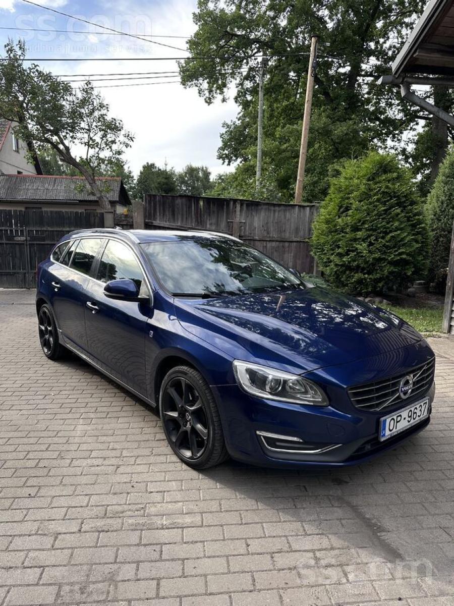 Zils Volvo V60 2015 Rīga, ar dzinēja tilpumu 2.40 L un nobraukumu 250 tūkst. km par 7500 €, foto 1 vietnē AUTOMOTO.COM.LV
