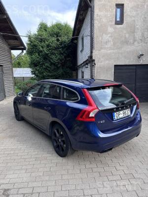 Zils Volvo V60 2015 Rīga, ar dzinēja tilpumu 2.40 L un nobraukumu 250 tūkst. km par 7500 €, foto 3 vietnē AUTOMOTO.COM.LV
