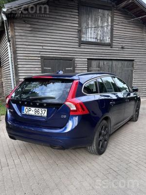Zils Volvo V60 2015 Rīga, ar dzinēja tilpumu 2.40 L un nobraukumu 250 tūkst. km par 7500 €, foto 4 vietnē AUTOMOTO.COM.LV