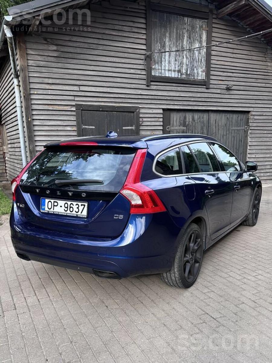 Zils Volvo V60 2015 Rīga, ar dzinēja tilpumu 2.40 L un nobraukumu 250 tūkst. km par 7500 €, foto 4 vietnē AUTOMOTO.COM.LV