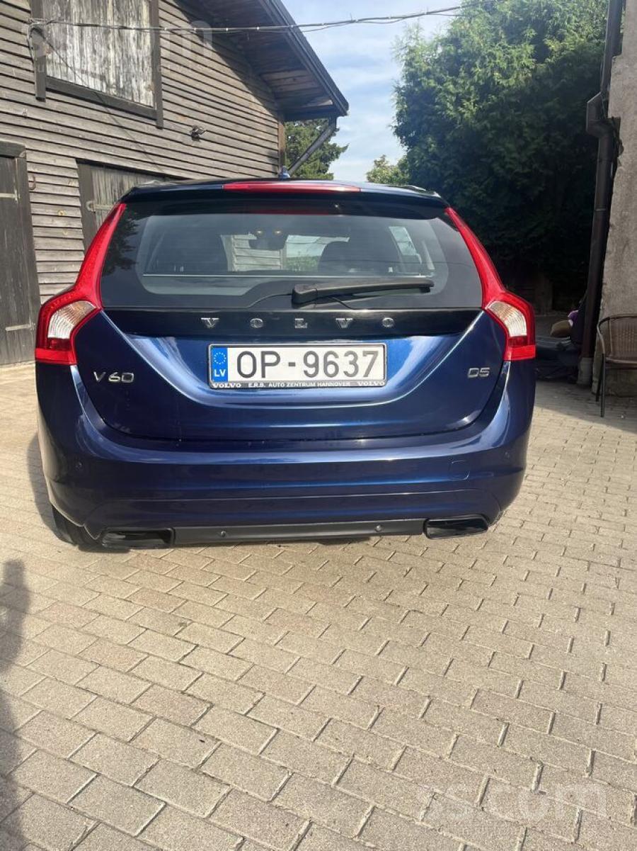Zils Volvo V60 2015 Rīga, ar dzinēja tilpumu 2.40 L un nobraukumu 250 tūkst. km par 7500 €, foto 5 vietnē AUTOMOTO.COM.LV