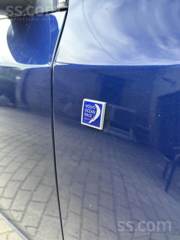 Blue Volvo V60 2015 in Riga, with an engine capacity of 2.40 L and mileage of 250 thousand km for 7500 €, photo 5 on AUTOMOTO.COM.LV