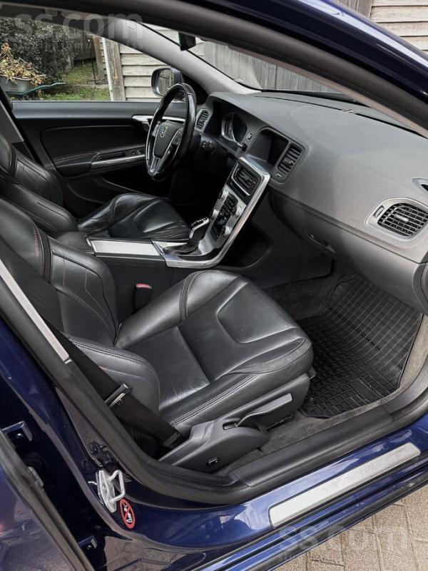 Blue Volvo V60 2015 in Riga, with an engine capacity of 2.40 L and mileage of 250 thousand km for 7500 €, photo 8 on AUTOMOTO.COM.LV