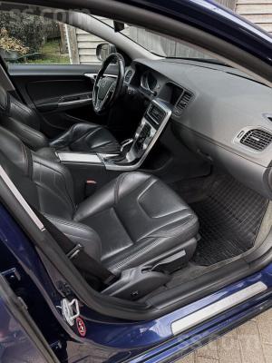 Zils Volvo V60 2015 Rīga, ar dzinēja tilpumu 2.40 L un nobraukumu 250 tūkst. km par 7500 €, foto 9 vietnē AUTOMOTO.COM.LV