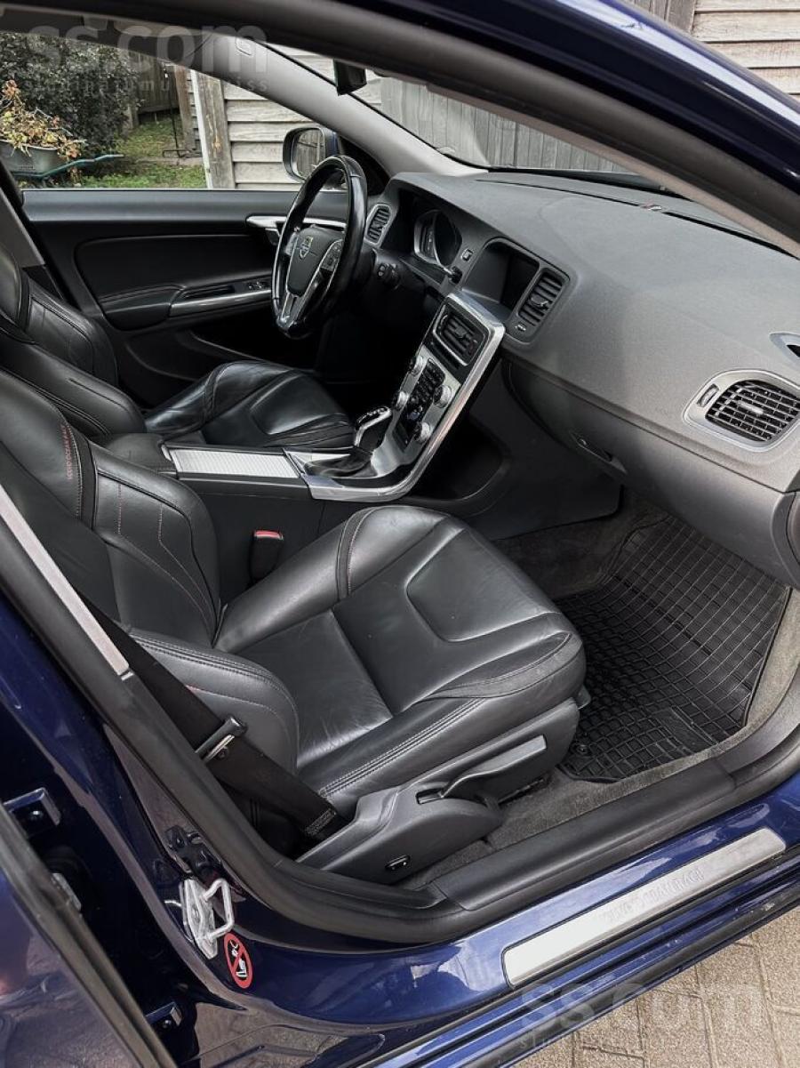 Zils Volvo V60 2015 Rīga, ar dzinēja tilpumu 2.40 L un nobraukumu 250 tūkst. km par 7500 €, foto 9 vietnē AUTOMOTO.COM.LV
