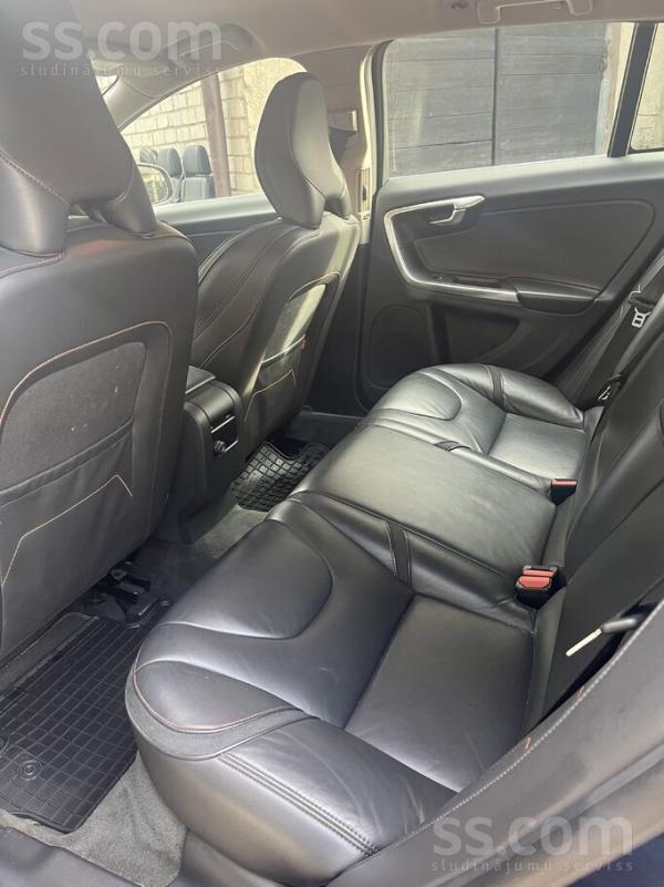 Blue Volvo V60 2015 in Riga, with an engine capacity of 2.40 L and mileage of 250 thousand km for 7500 €, photo 9 on AUTOMOTO.COM.LV