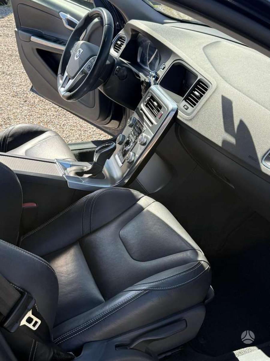 Blue Volvo V60 2015 in Kaunas, with an engine capacity of 1.97 L and mileage of 289 thousand km for 5950 €, photo 11 on AUTOMOTO.COM.LV