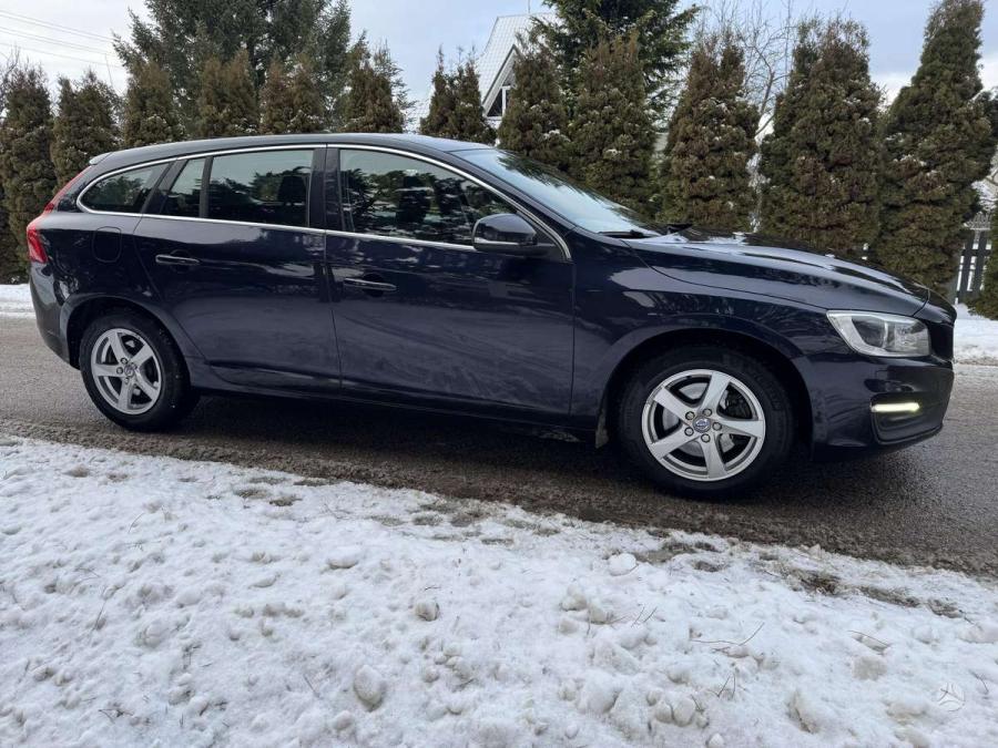 Zils Volvo V60 2016 Alīta, ar dzinēja tilpumu 1.97 L un nobraukumu 235 tūkst. km par 6850 €, foto 1 vietnē AUTOMOTO.COM.LV