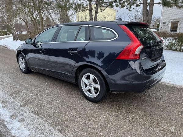 Zils Volvo V60 2016 Alīta, ar dzinēja tilpumu 1.97 L un nobraukumu 235 tūkst. km par 6850 €, foto 6 vietnē AUTOMOTO.COM.LV