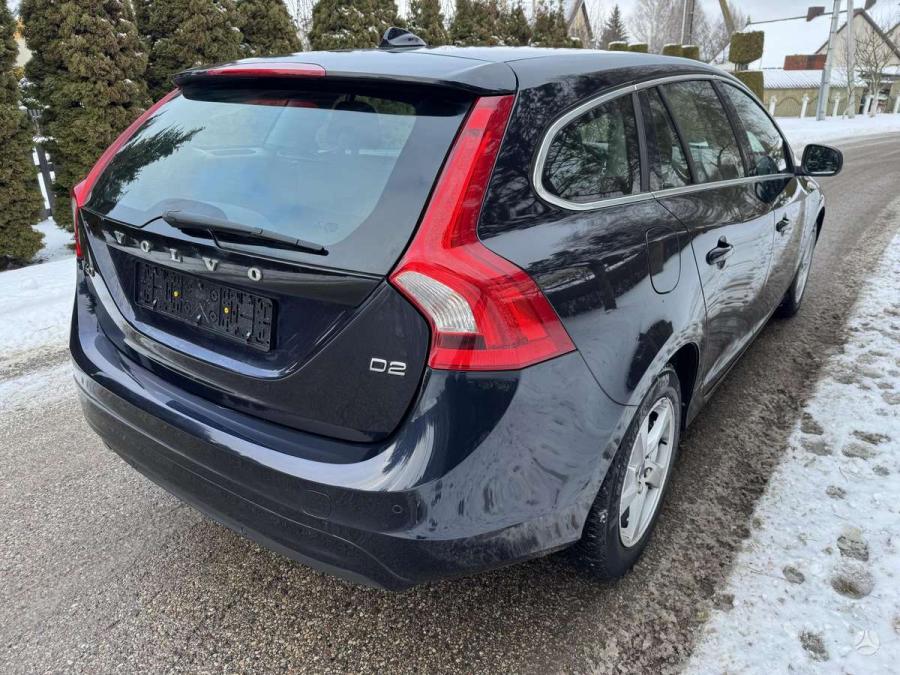 Zils Volvo V60 2016 Alīta, ar dzinēja tilpumu 1.97 L un nobraukumu 235 tūkst. km par 6850 €, foto 9 vietnē AUTOMOTO.COM.LV