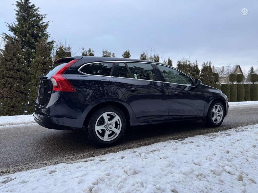 Zils Volvo V60 2016 Alīta, ar dzinēja tilpumu 1.97 L un nobraukumu 235 tūkst. km par 6850 €, foto 10 vietnē AUTOMOTO.COM.LV