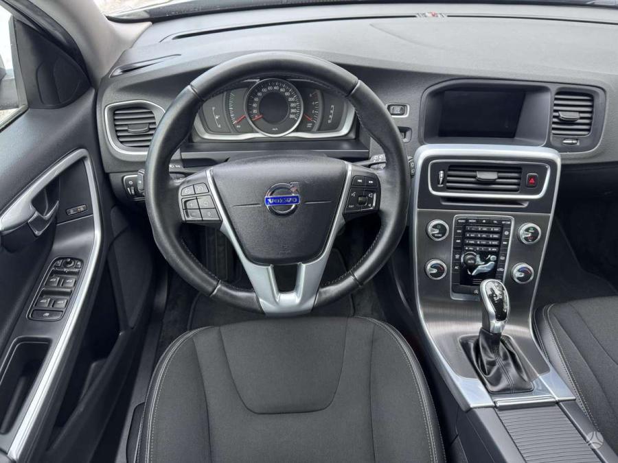 Zils Volvo V60 2016 Alīta, ar dzinēja tilpumu 1.97 L un nobraukumu 235 tūkst. km par 6850 €, foto 13 vietnē AUTOMOTO.COM.LV